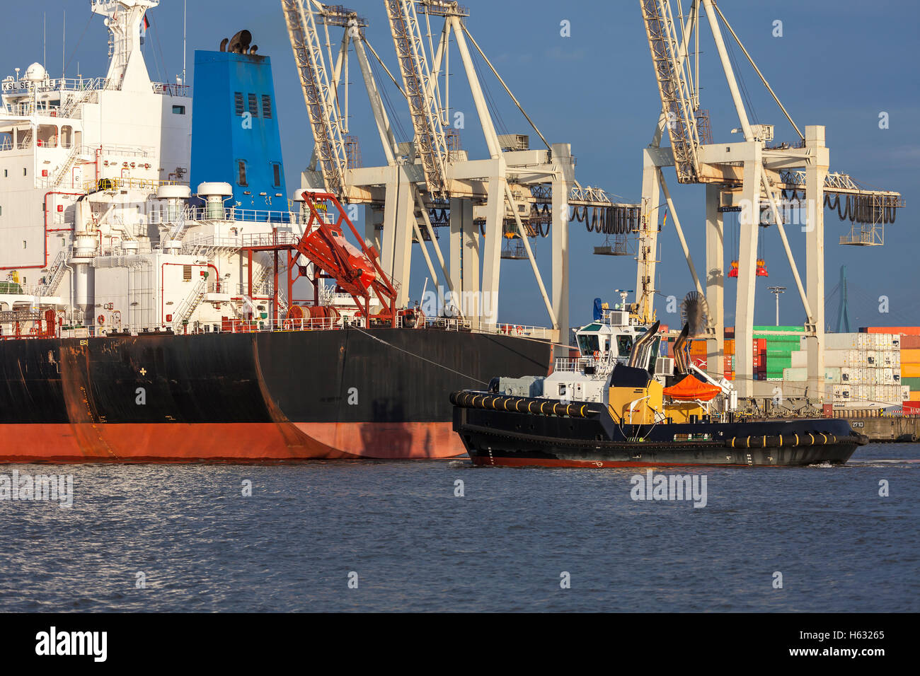 Ore Freighter entering the Port of Hamburg Stock Photo - Alamy