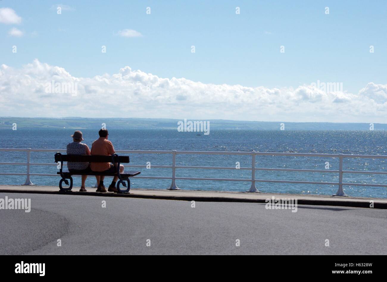 People sitting bench beach sand hi-res stock photography and images - Alamy