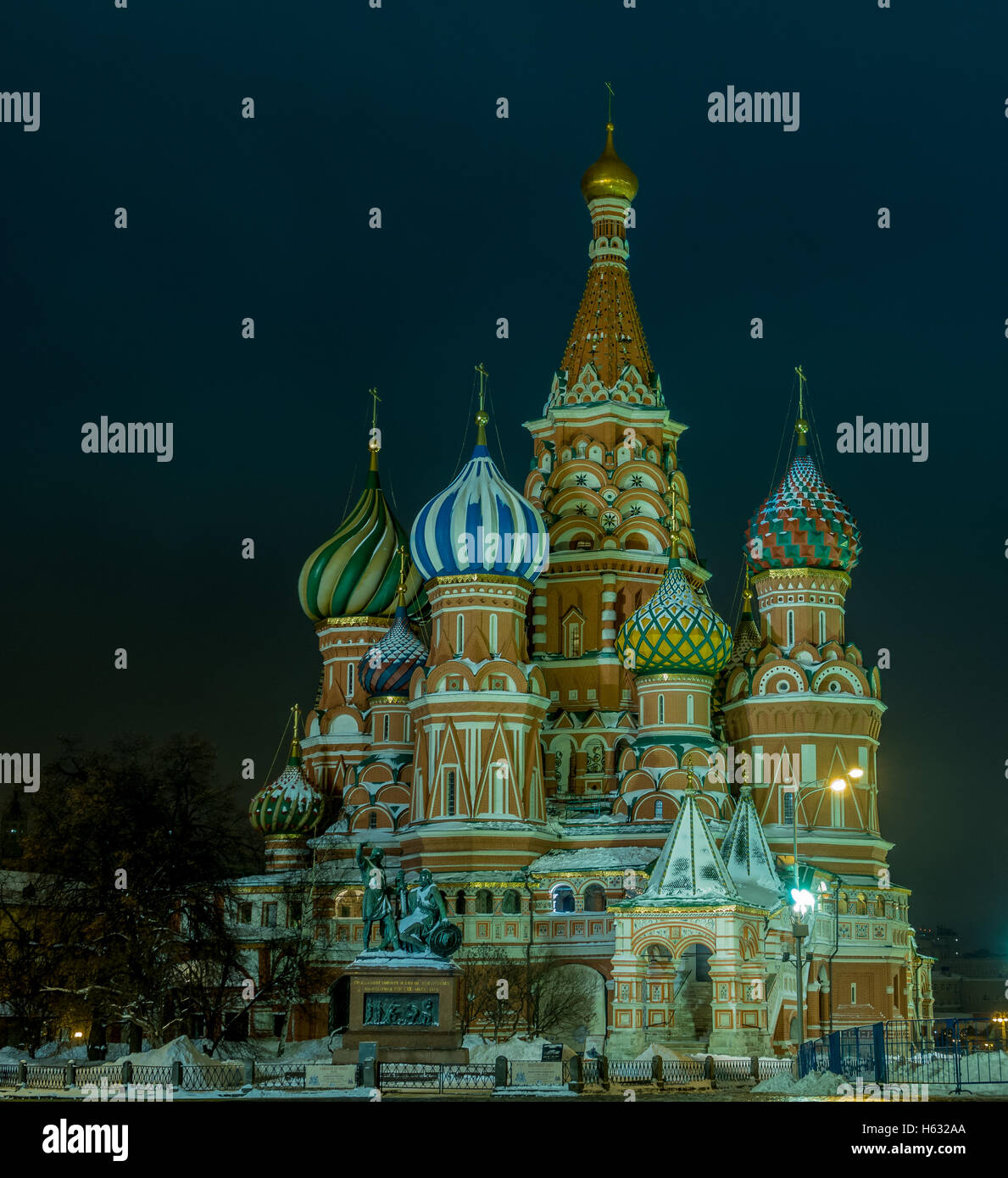 Cathedral of St. Basil covered in snow at night Stock Photo - Alamy