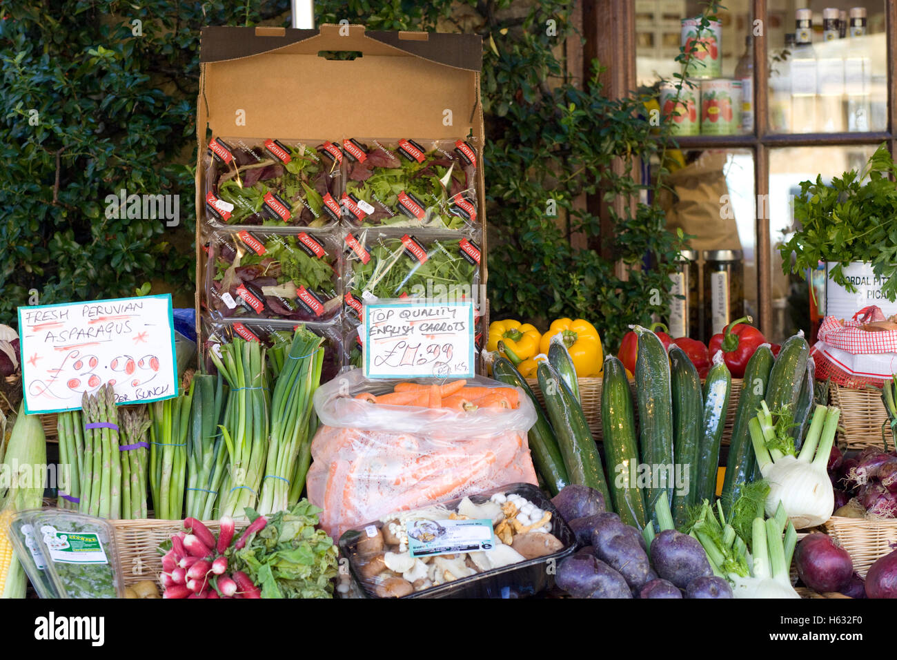 Organic and fresh vegetables at market stall Stock Photo - Alamy