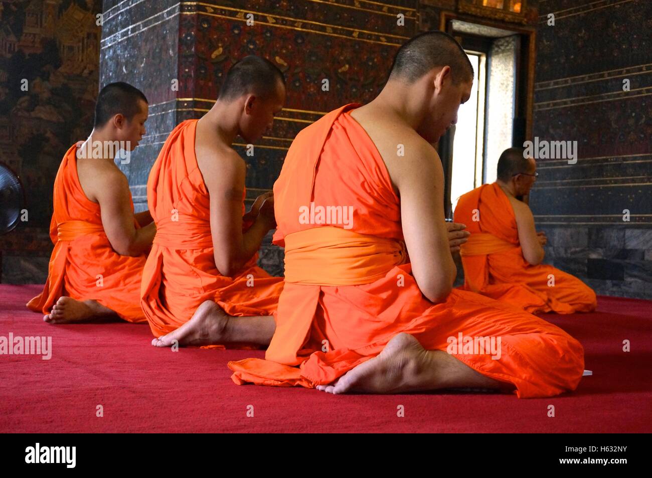 Buddhist monks praying temple hi-res stock photography and images - Alamy