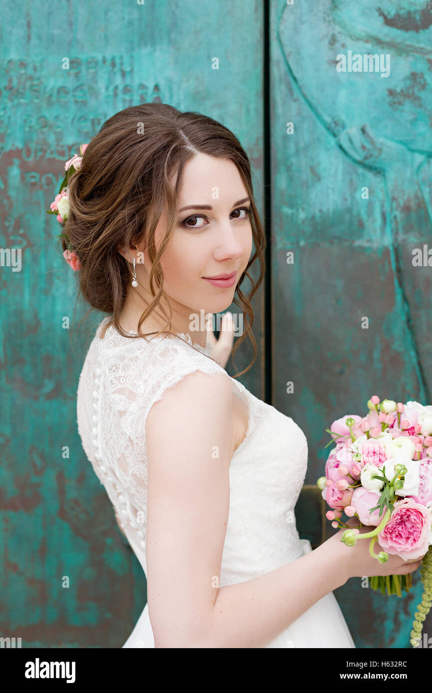Attractive bride in wedding day Stock Photo - Alamy