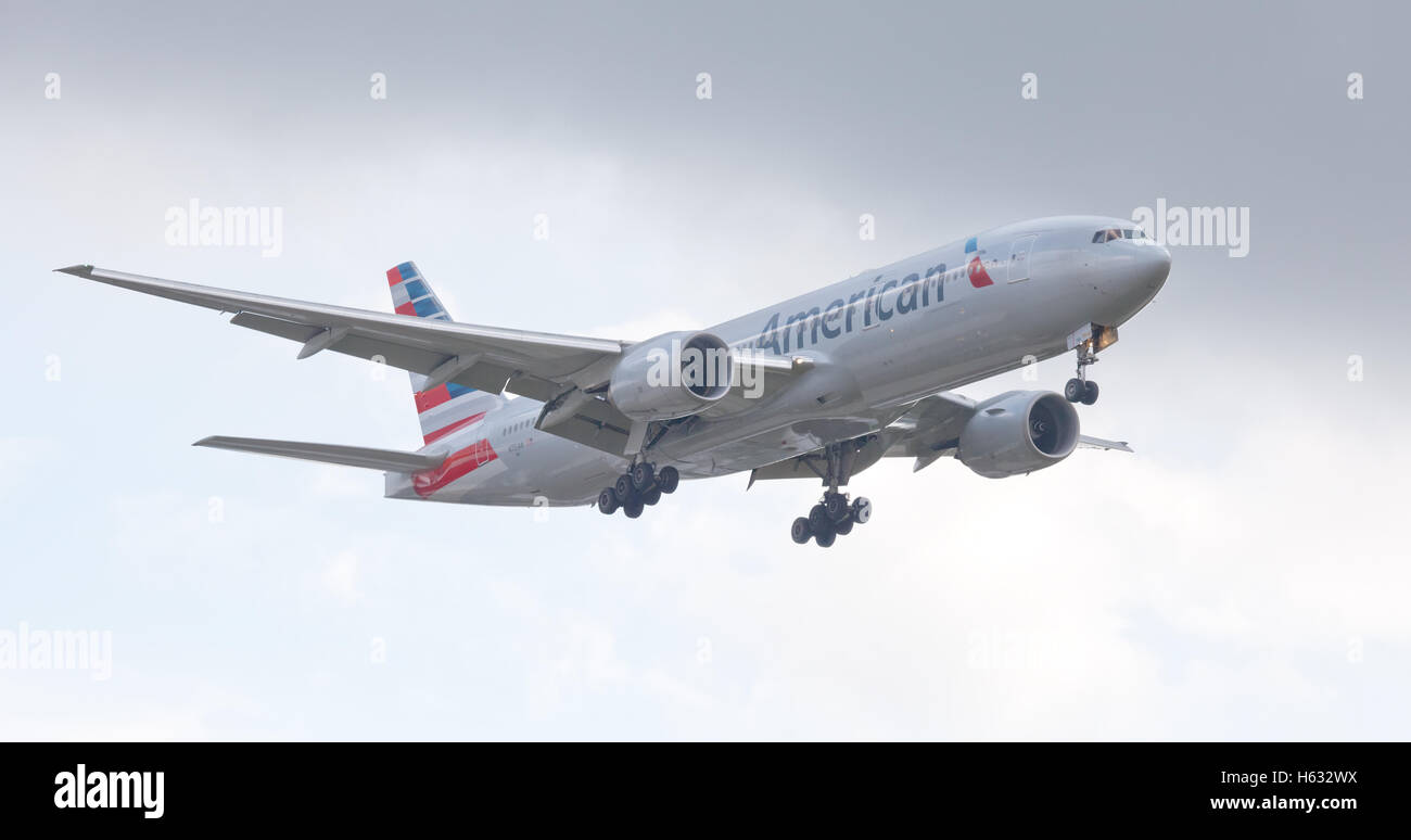 American Airlines Boeing 777 N751AN coming into land at London Heathrow ...