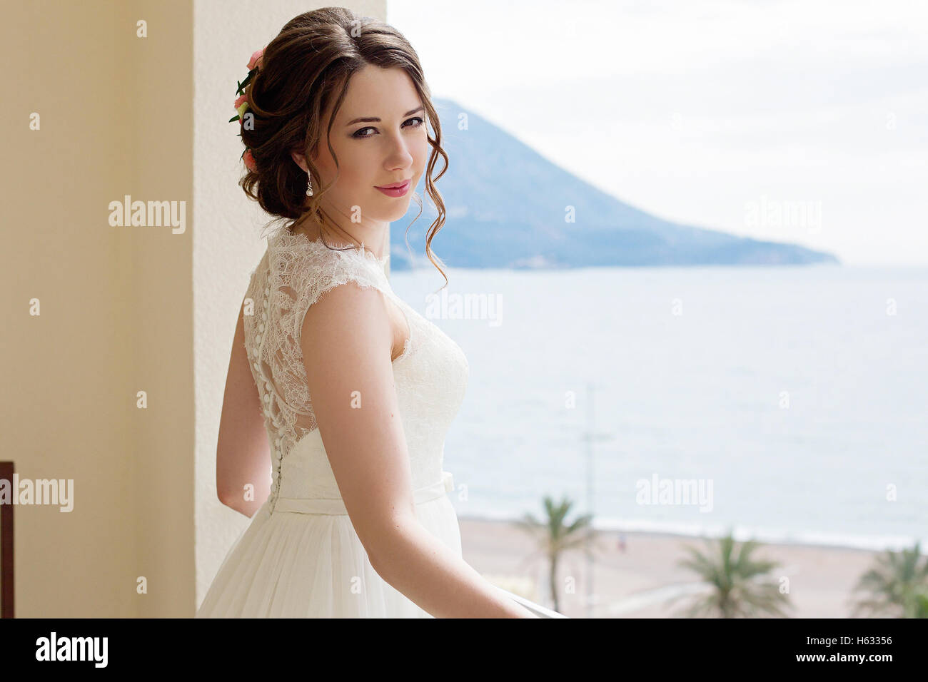 Attractive bride in wedding day Stock Photo - Alamy