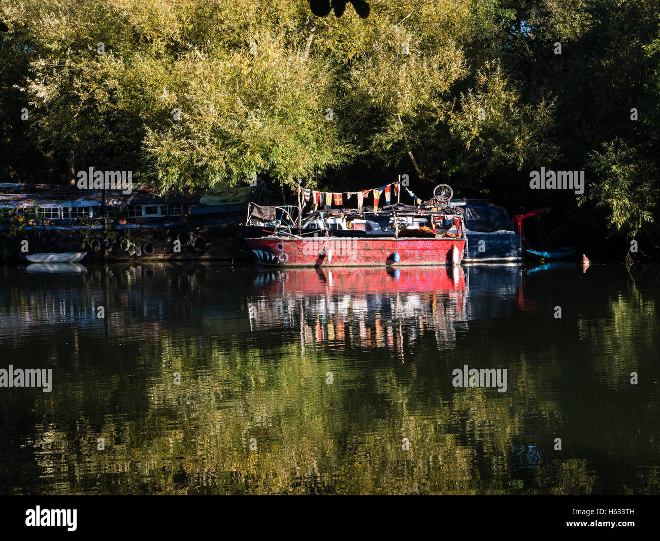 Red Art Boat, Early Morning, River Thames Landscape, Reading, Berkshire ...