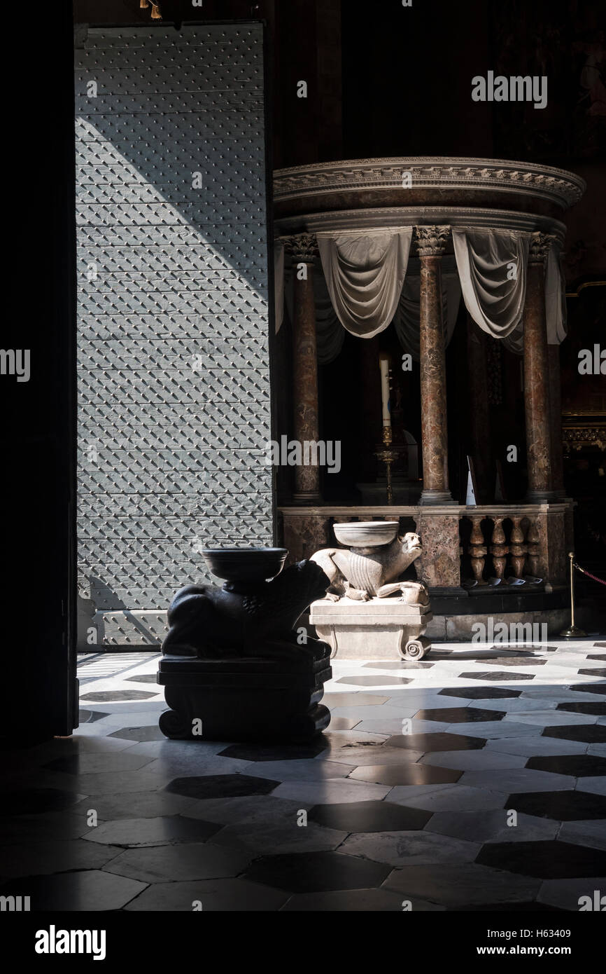 Cathedral of como interior hi-res stock photography and images - Alamy