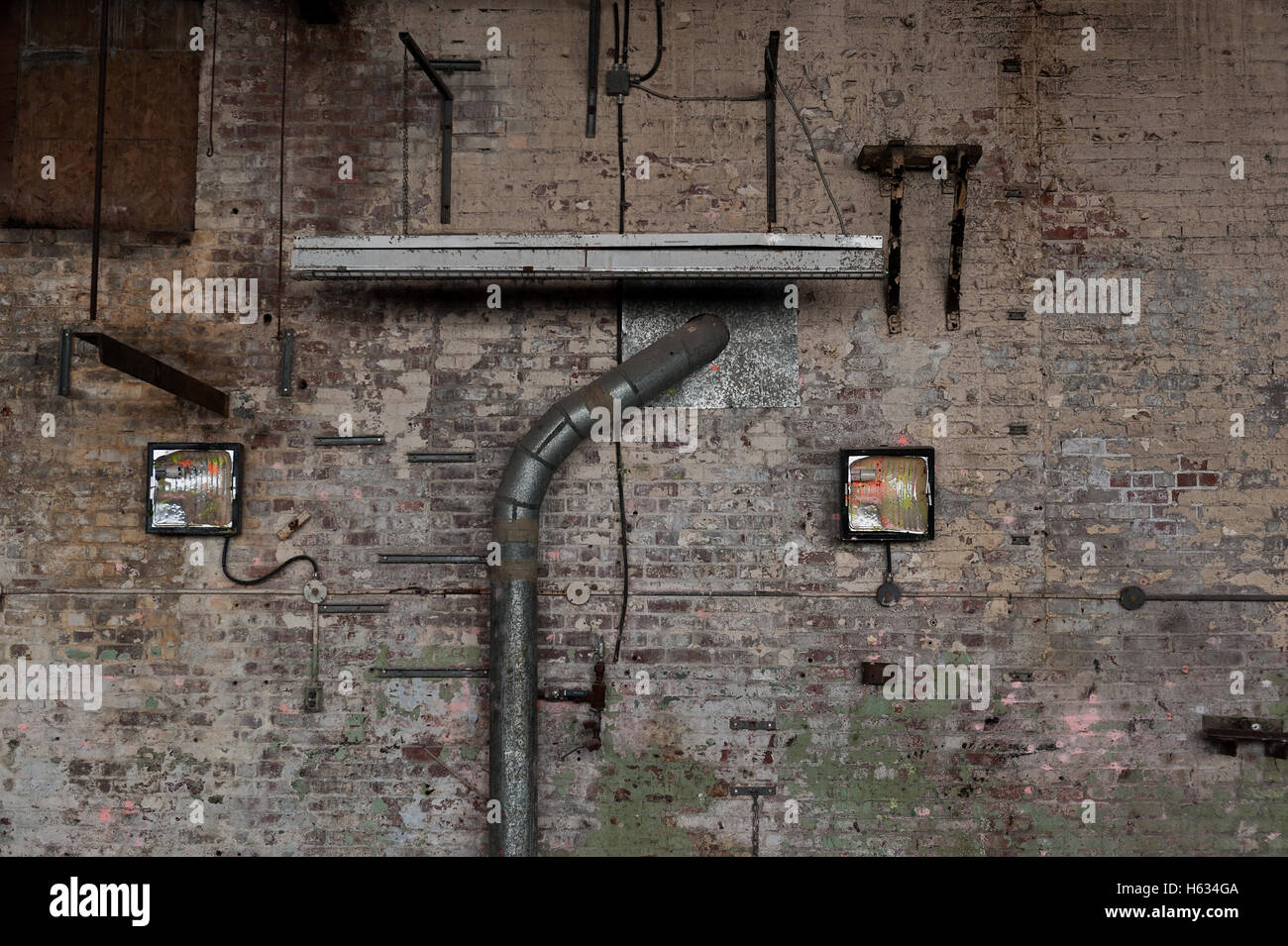 pipes and lights on interior brick wall Stock Photo - Alamy