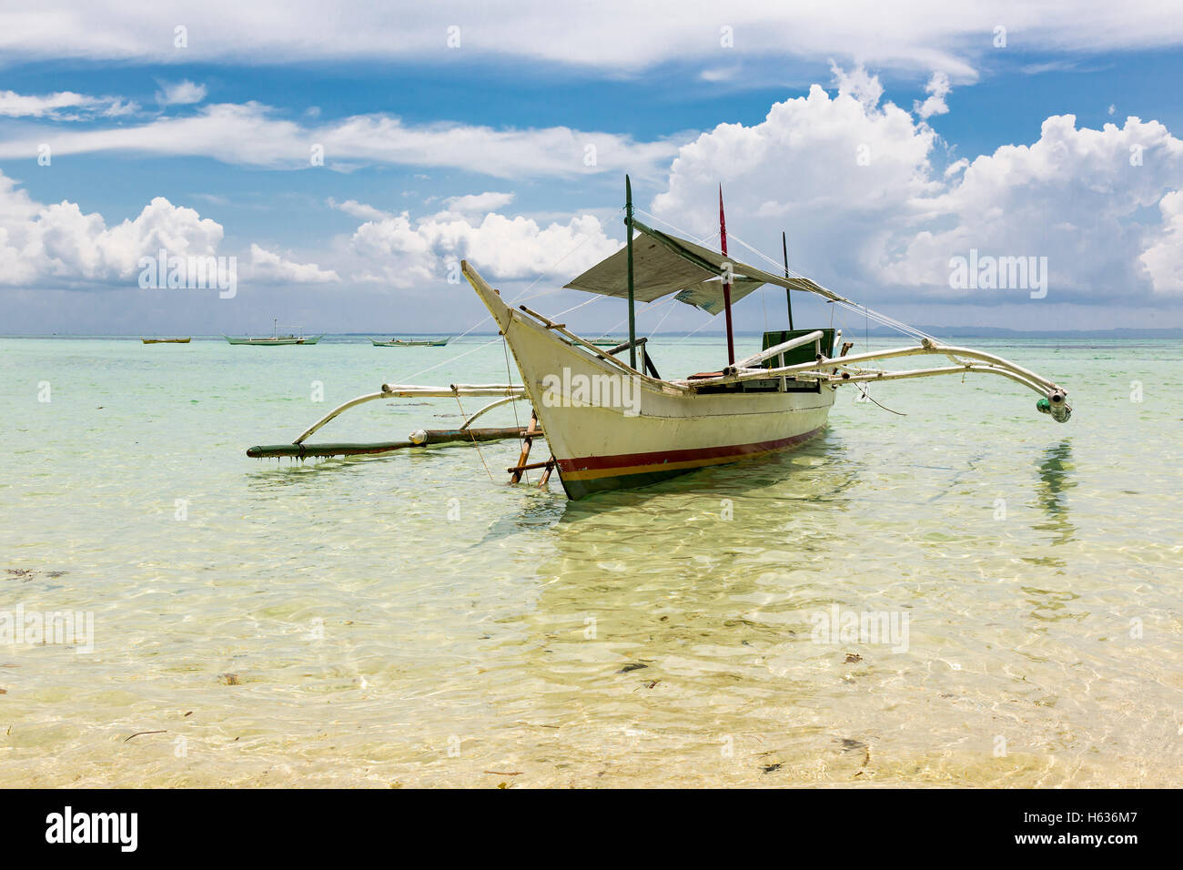 Traditional philippines fishing boat hi-res stock photography and ...