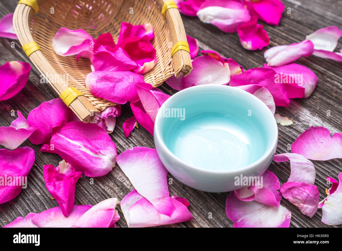 Scattered rose petals hi-res stock photography and images - Alamy
