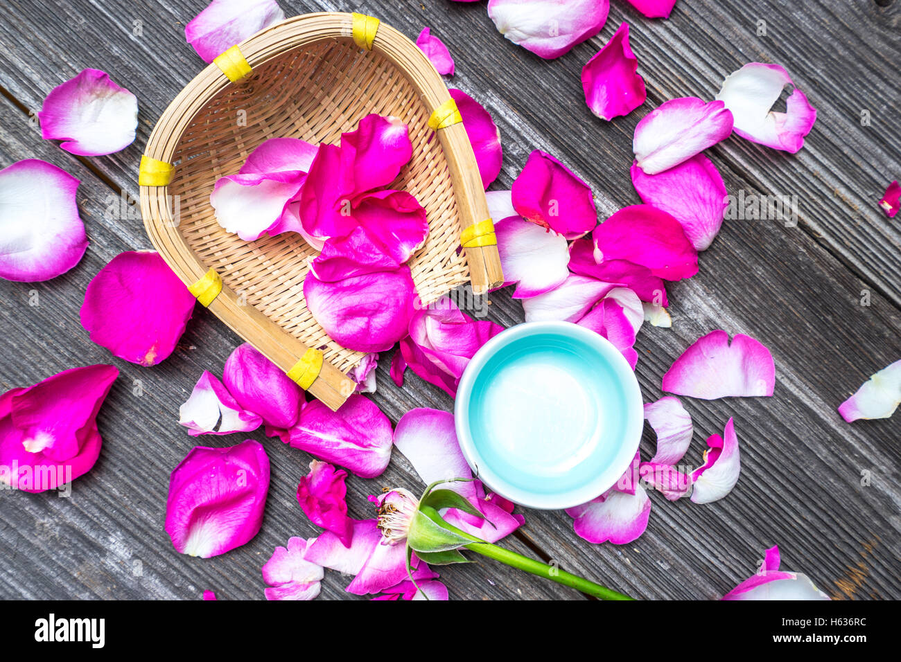 Scattered rose petals hi-res stock photography and images - Alamy