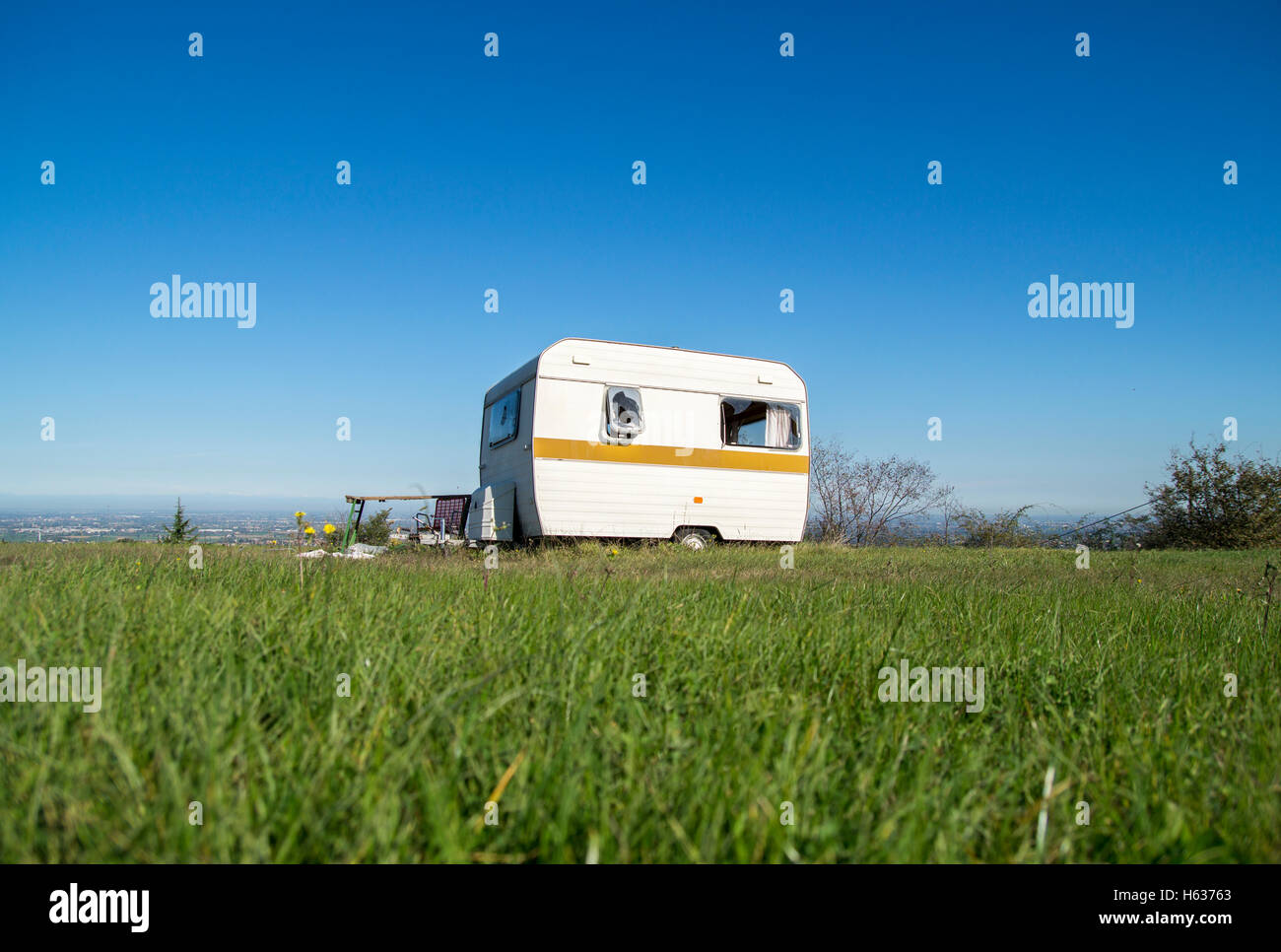 Sky field landscape sunny green caravan hi-res stock photography and ...