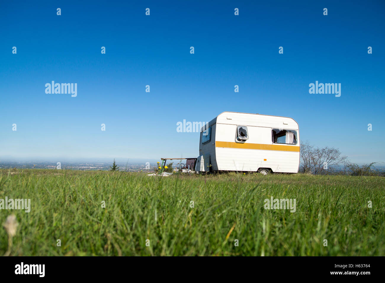 Sky field landscape sunny green caravan hi-res stock photography and ...