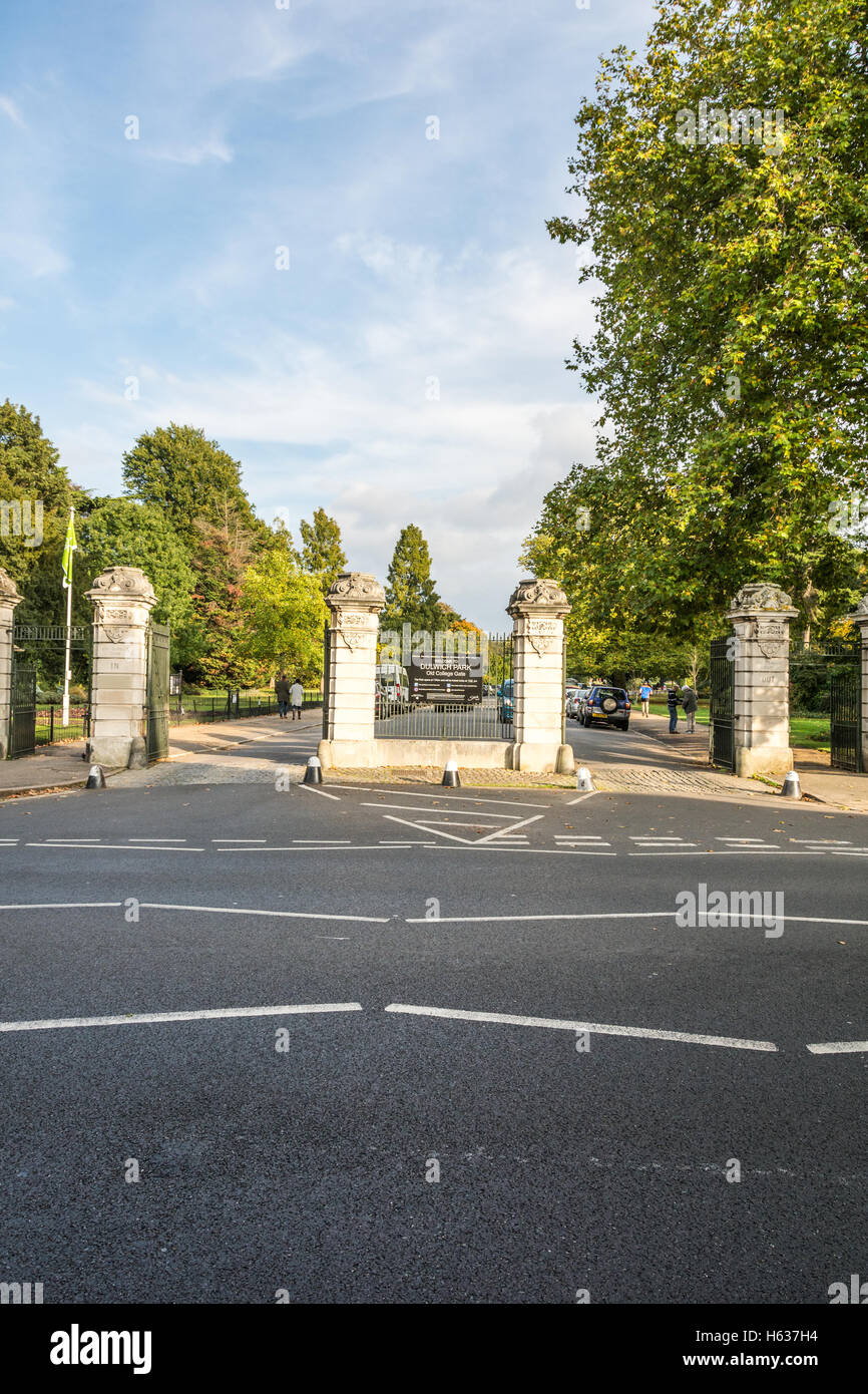 Gate entrance pillars hi-res stock photography and images - Alamy