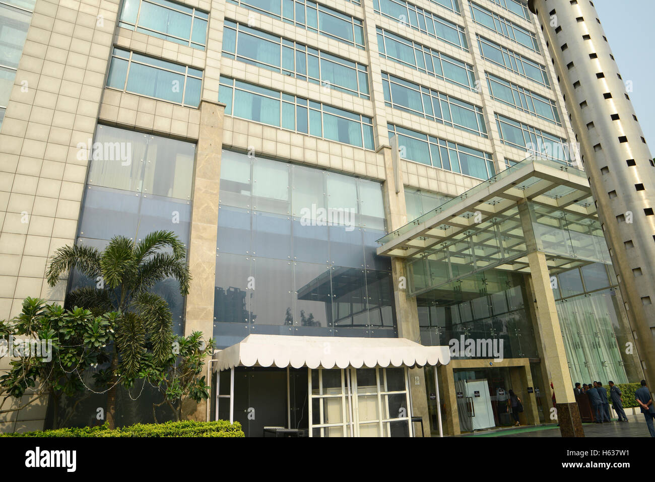 Hotel exterior parking lot hi-res stock photography and images - Alamy