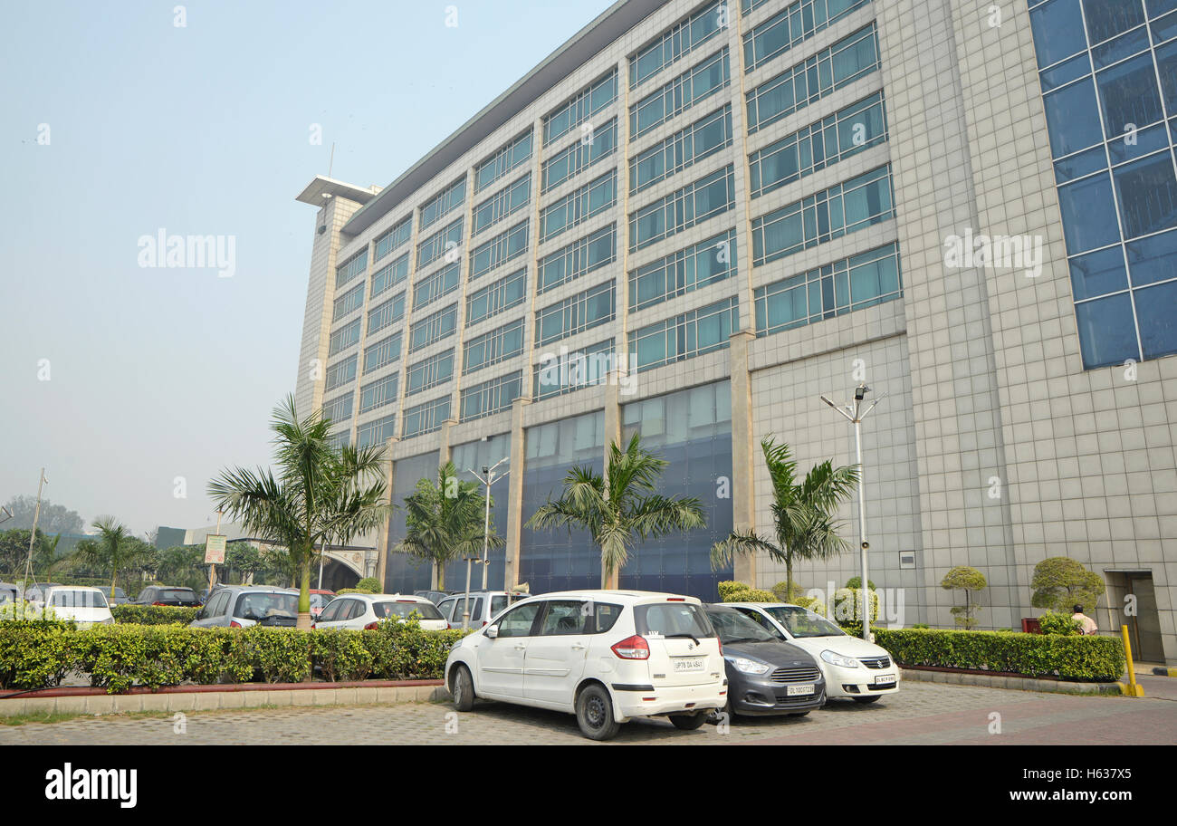 Hotel exterior parking lot hi-res stock photography and images - Alamy