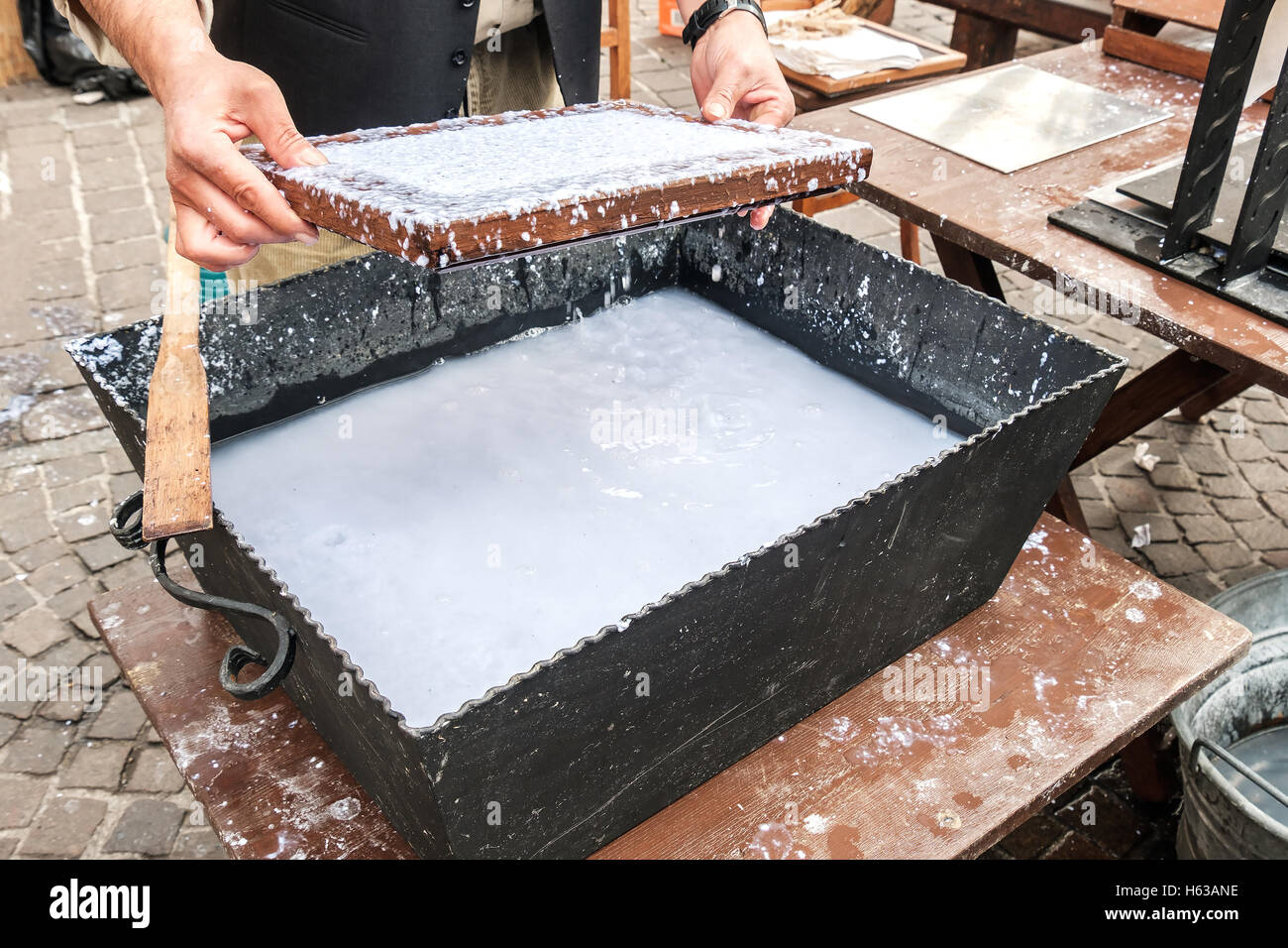 Papermaking hi-res stock photography and images - Alamy