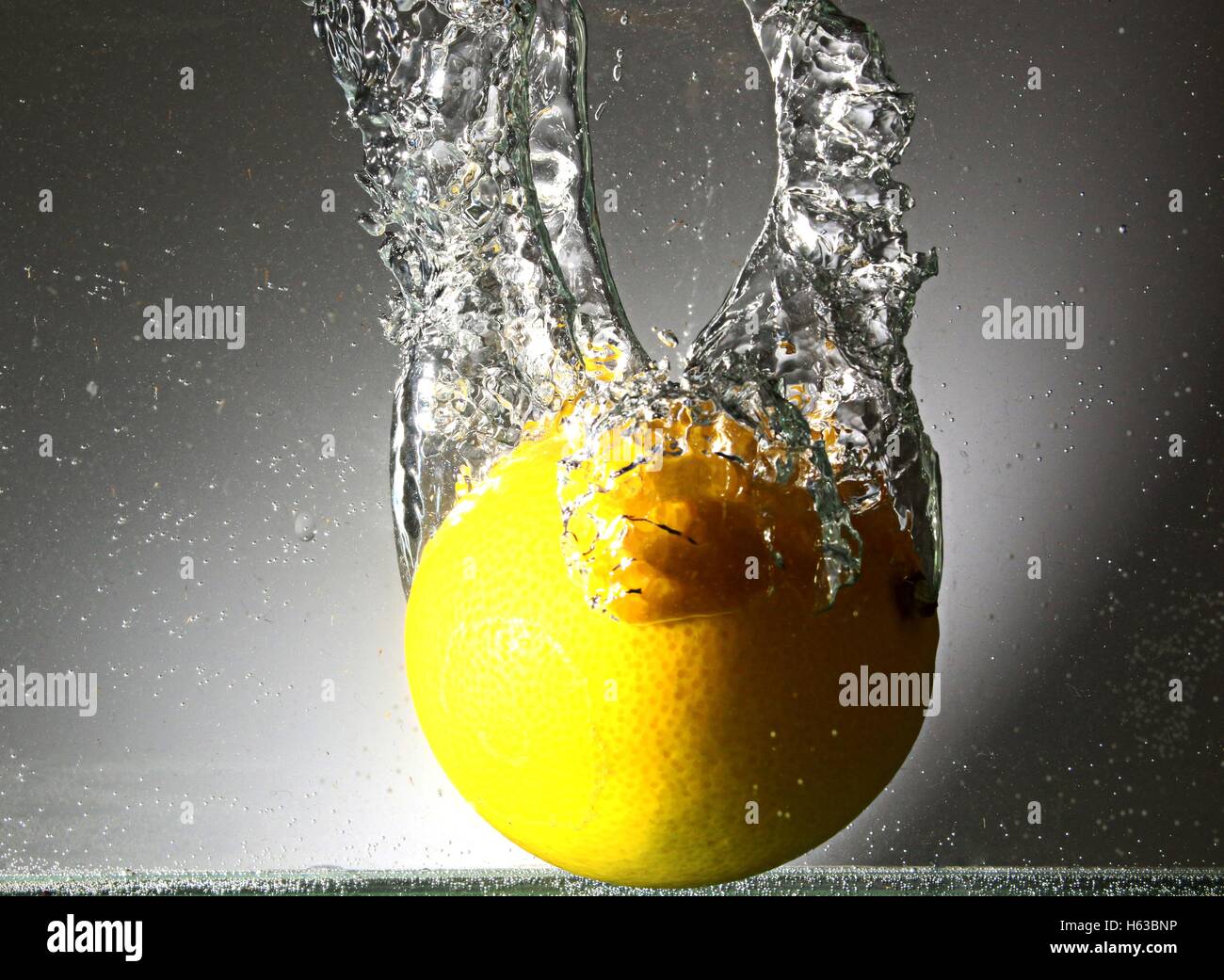 Bubbles yellow lemon hi-res stock photography and images - Alamy