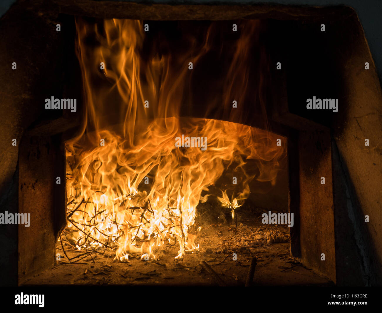 Wood burning in a traditional oven in a farm in Tuscany Stock Photo - Alamy