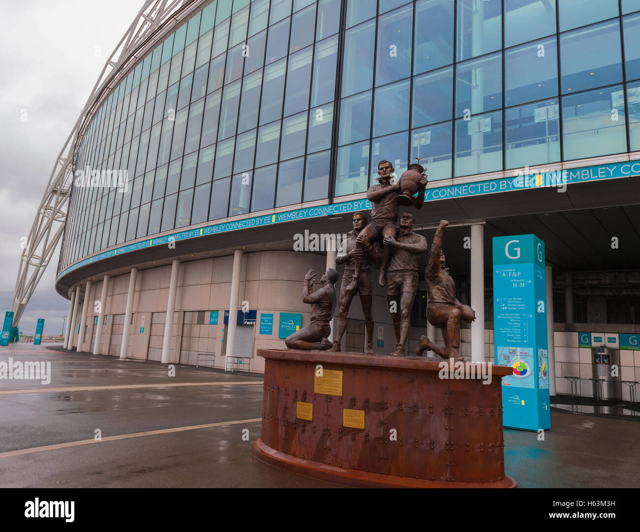 Monument at Wembley Arena Stock Photo - Alamy