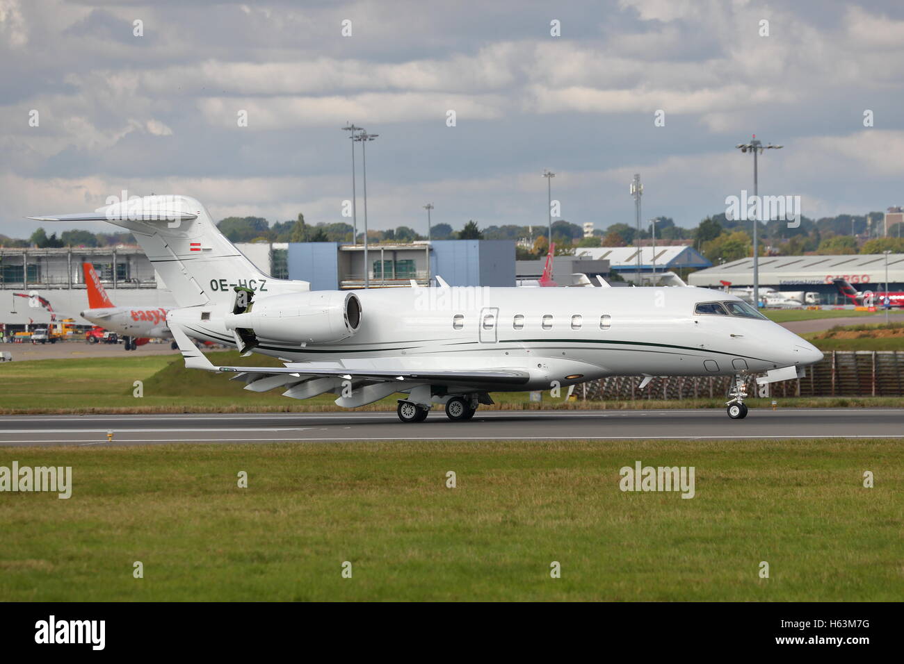 Luton airport hi-res stock photography and images - Alamy
