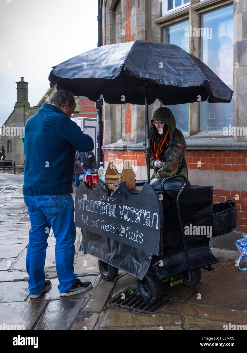 Chestnut vendor hi-res stock photography and images - Alamy