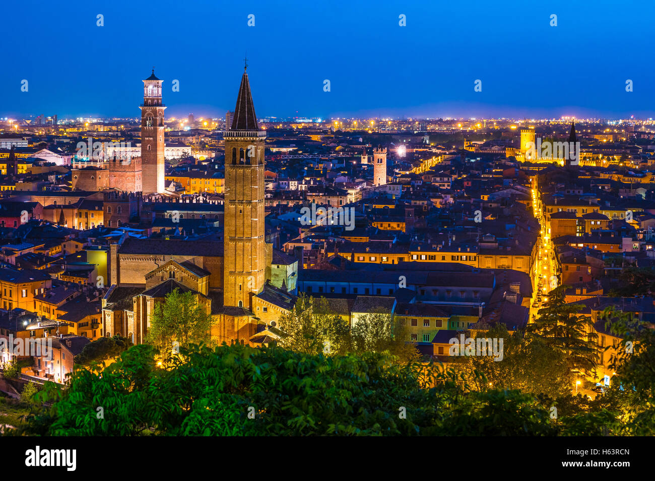 Panorama verona skyline night italy hi-res stock photography and images ...