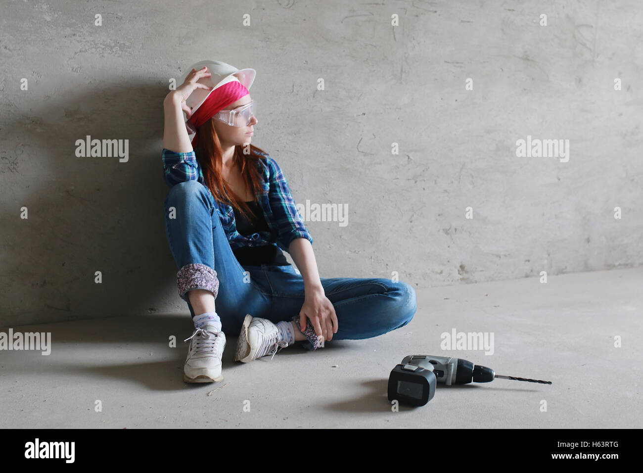 woman wall building repairs Stock Photo - Alamy