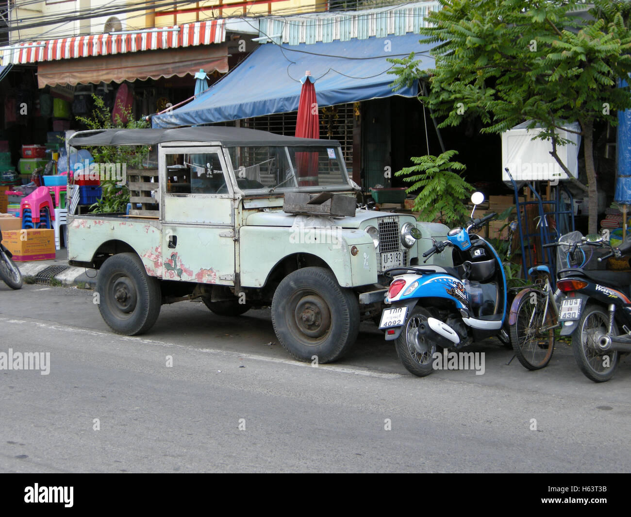 Old Land Rover Stock Photo - Alamy