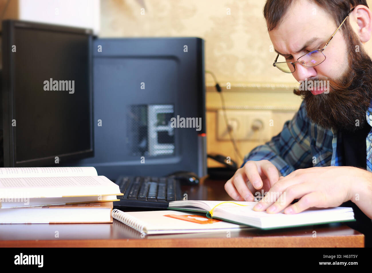 man write pen table Stock Photo - Alamy