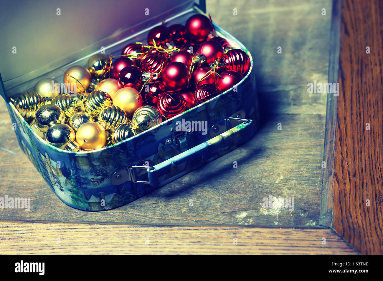 small red ball in a box Stock Photo - Alamy