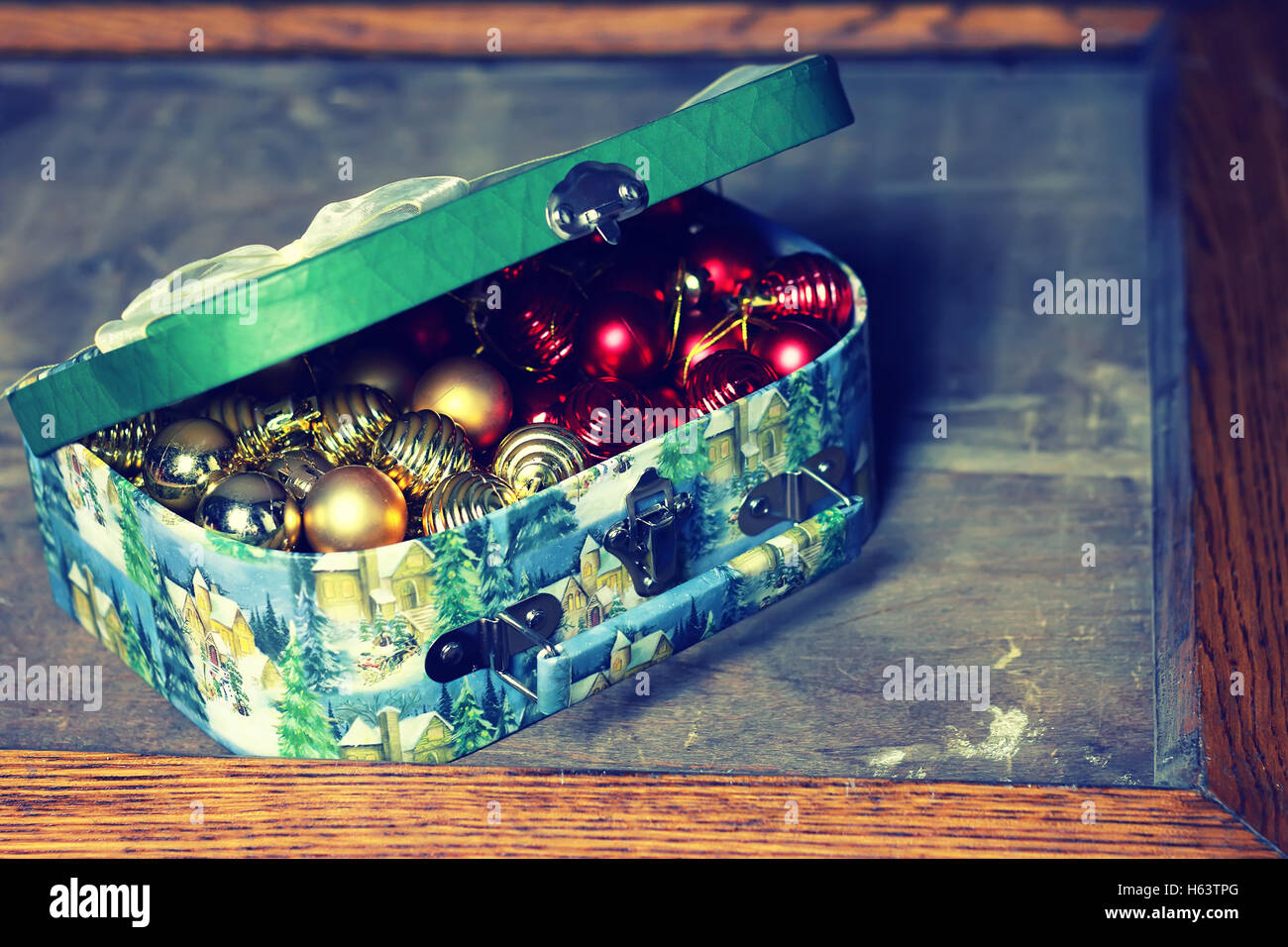 small red ball in a box Stock Photo - Alamy