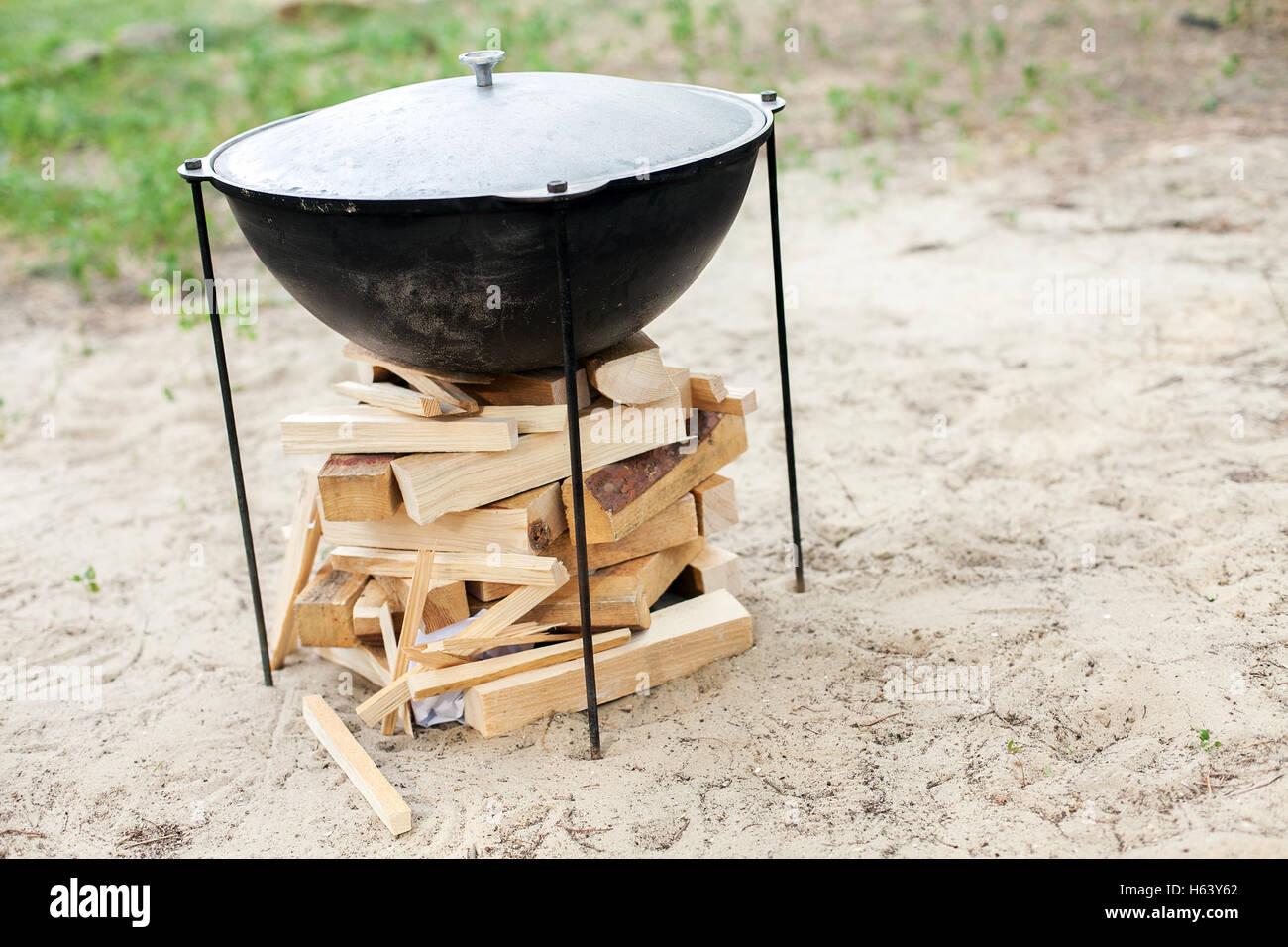 Cooking on a fire Stock Photo - Alamy