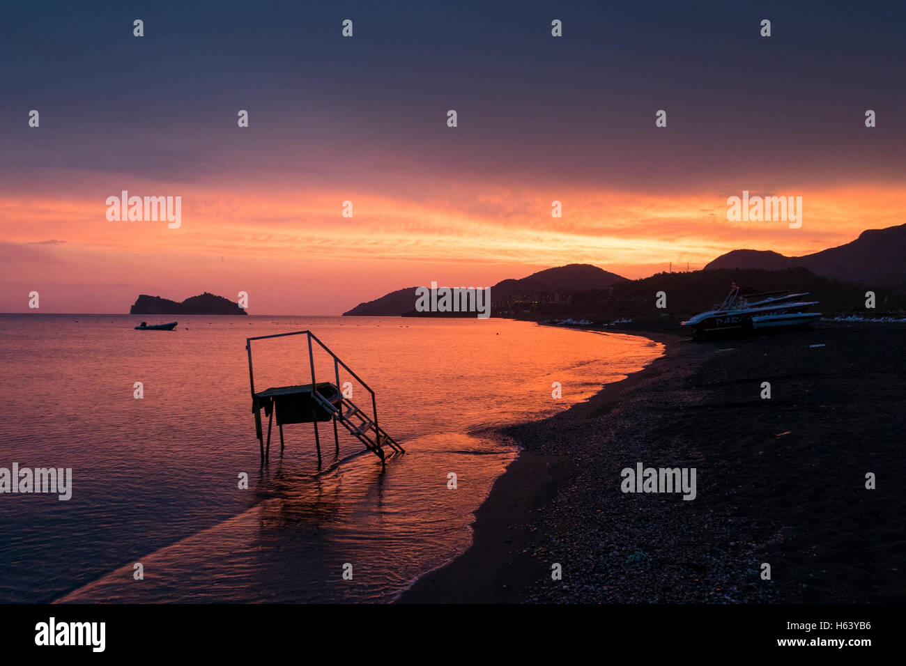 Coastal setting hi-res stock photography and images - Alamy