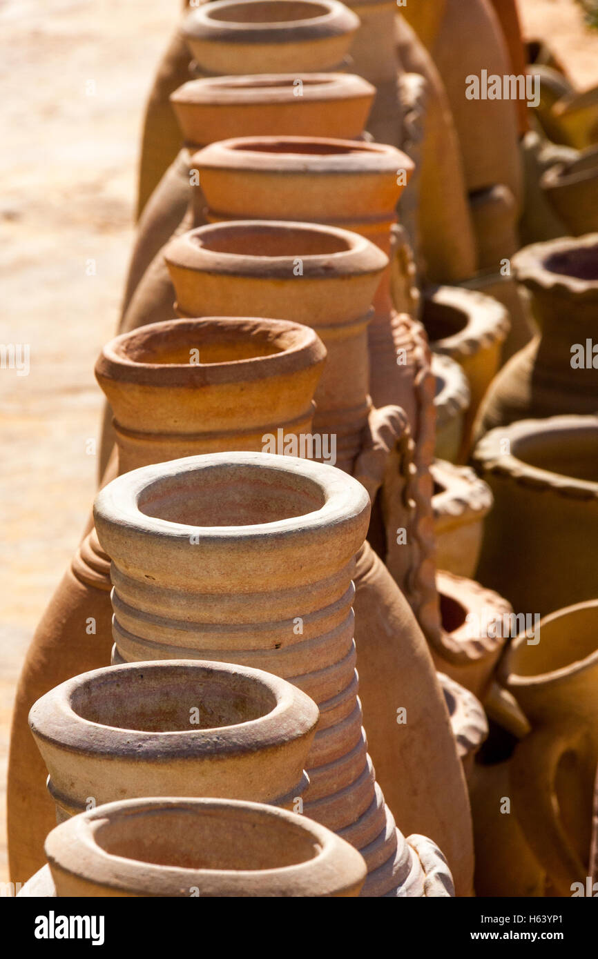 Row of clay pots hi-res stock photography and images - Alamy