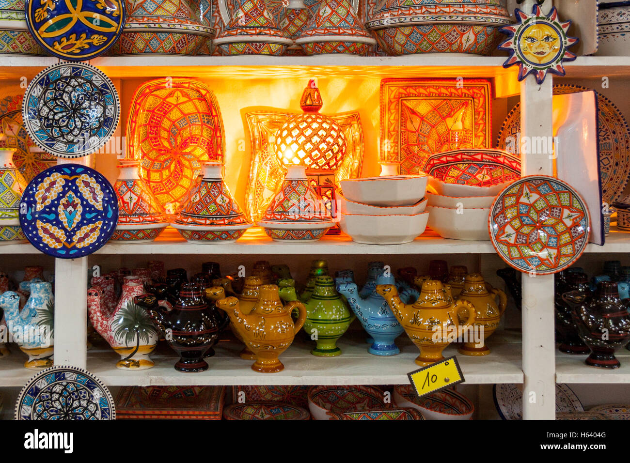 African decorative plates hi-res stock photography and images - Alamy