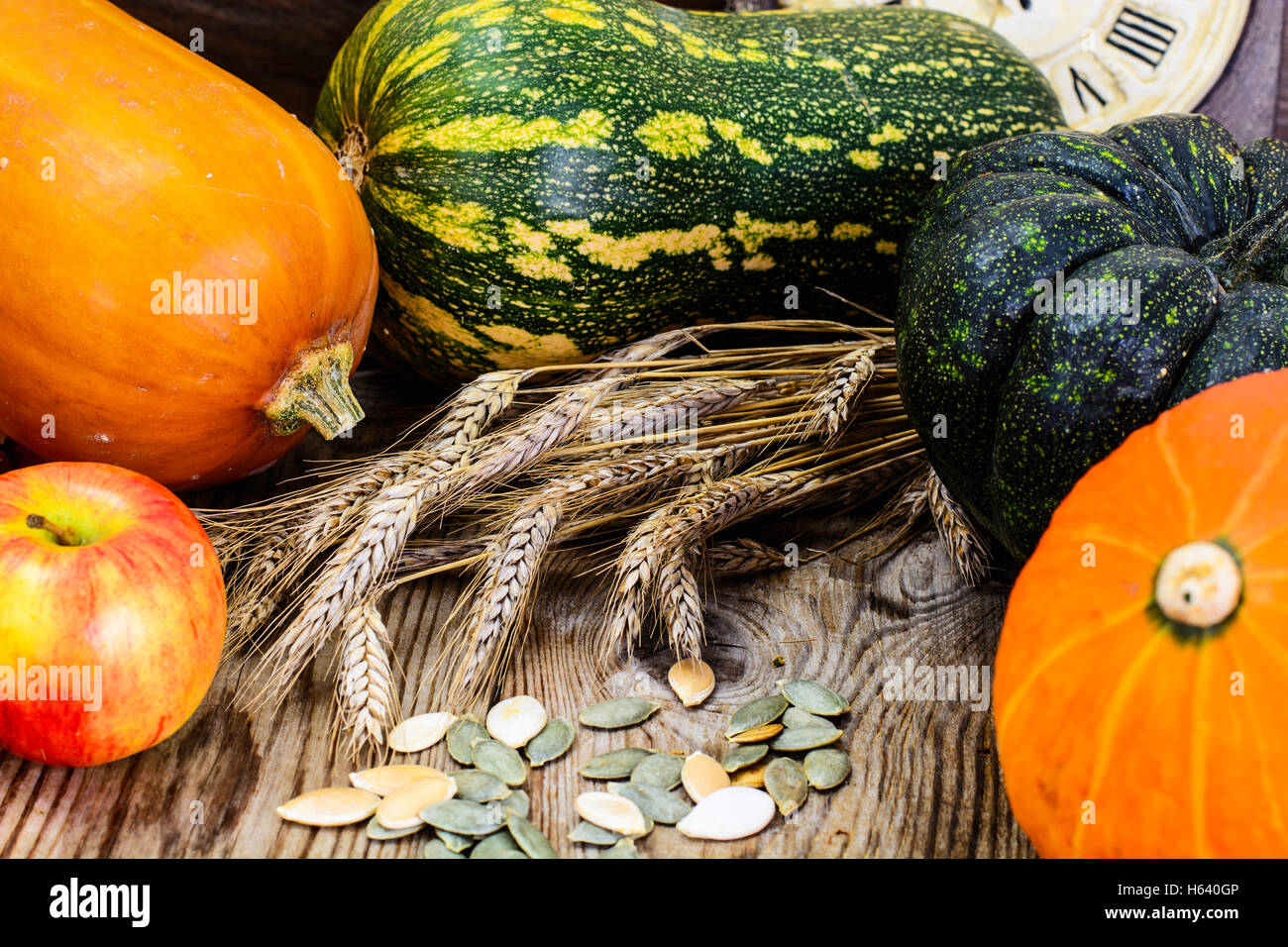 Harvest of different pumpkins, pumpkin seeds, apples and wheat e Stock ...