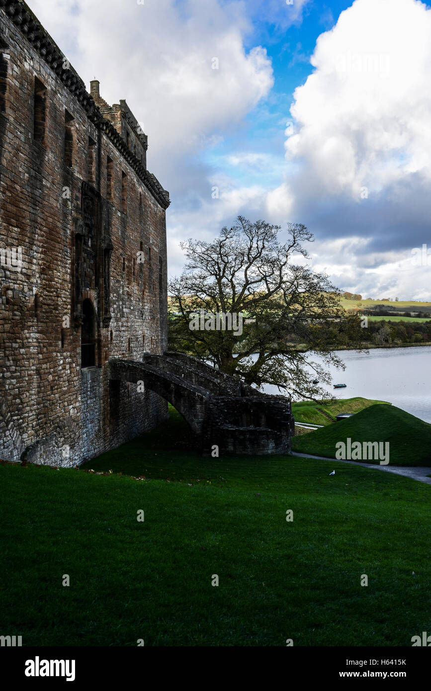 The external walls of Linlithgow Palace with Linlithgow Loch in the ...