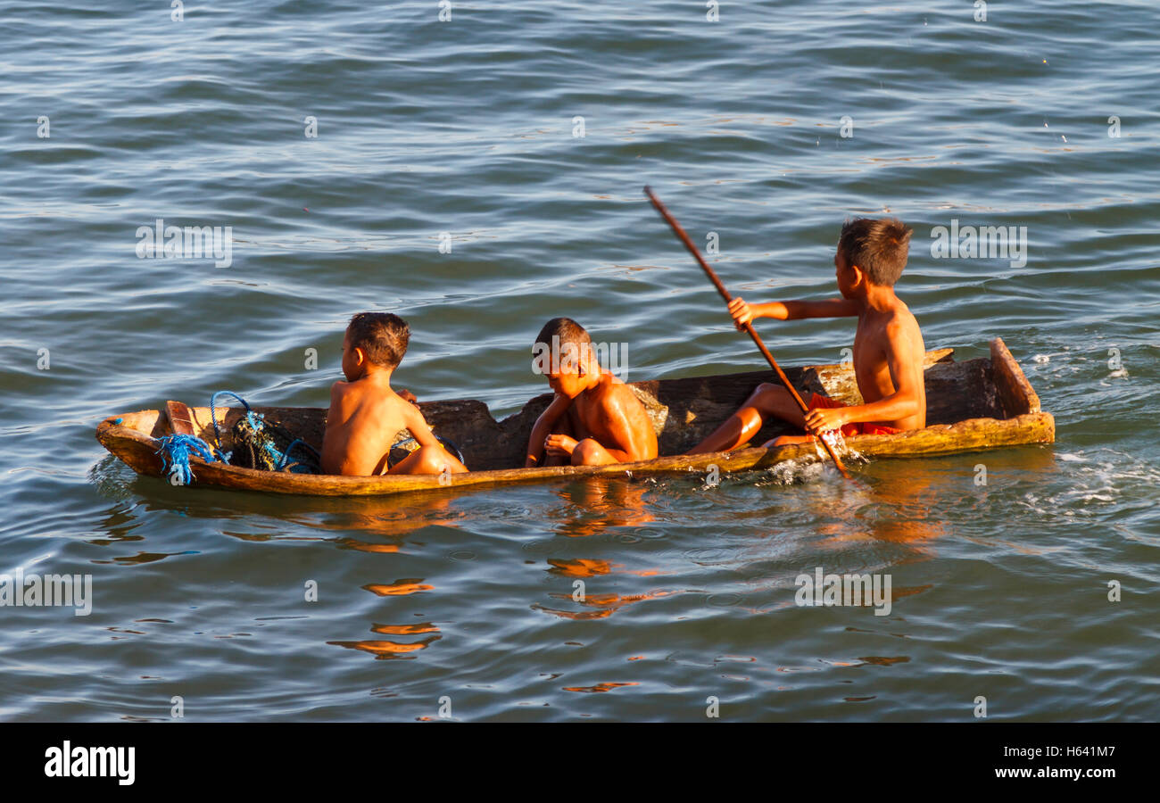 Asian children playing with water hi-res stock photography and images ...