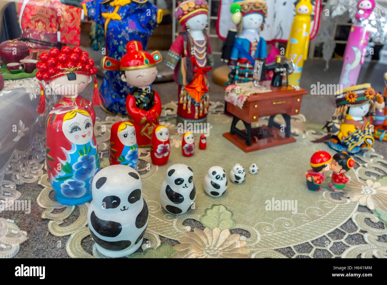 Chinese dolls hi-res stock photography and images - Alamy