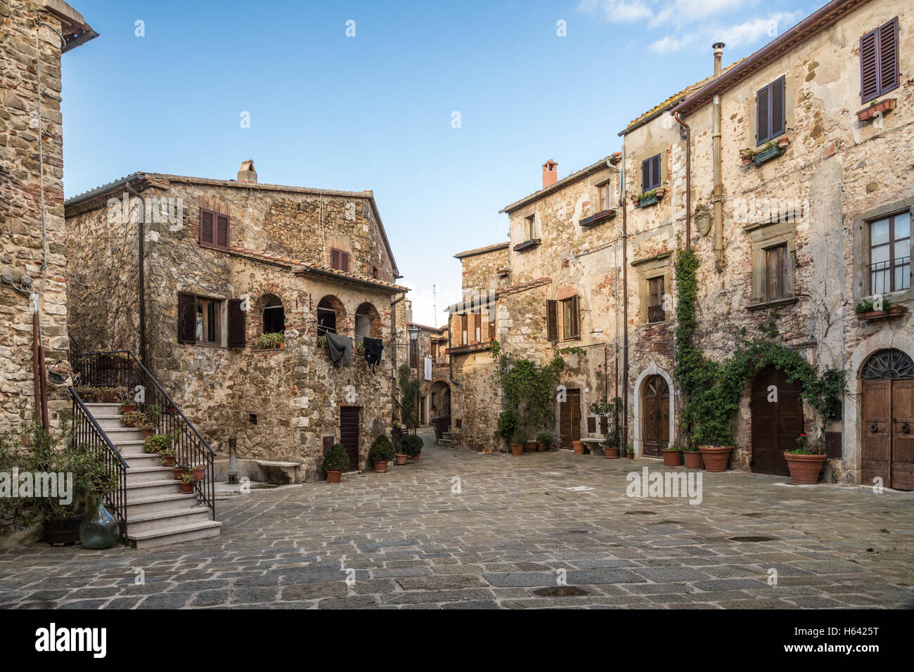 Old street scene in tuscan village hi-res stock photography and images ...
