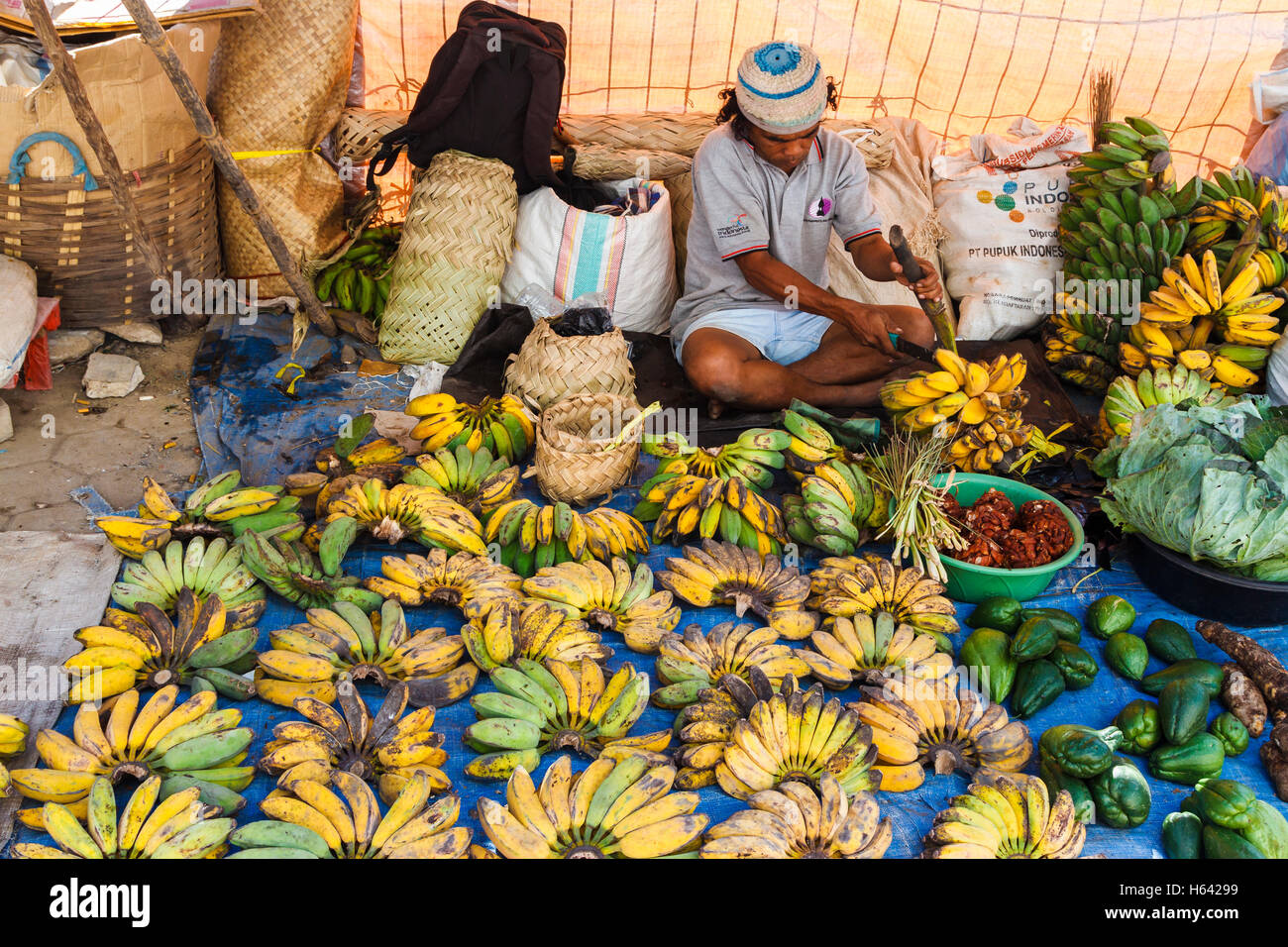 Bananas market hi-res stock photography and images - Alamy
