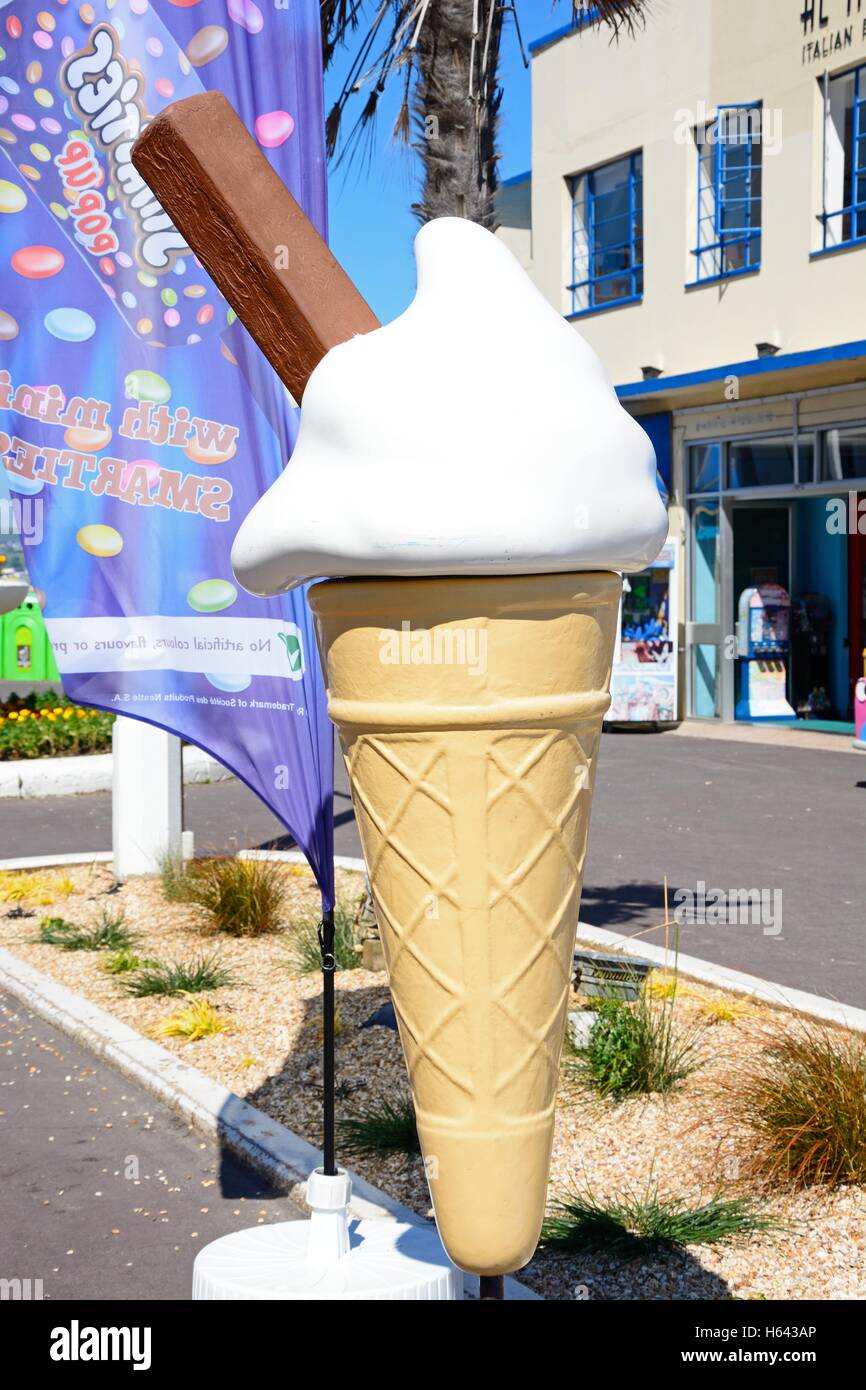 Large ice cream cone hi-res stock photography and images - Alamy