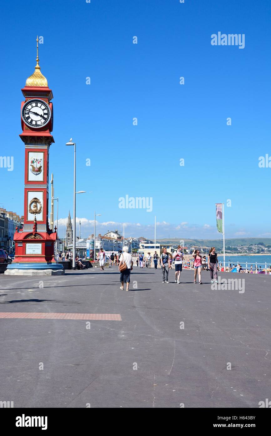 View along the Esplanade promenade and coastline with Queen Victorias ...