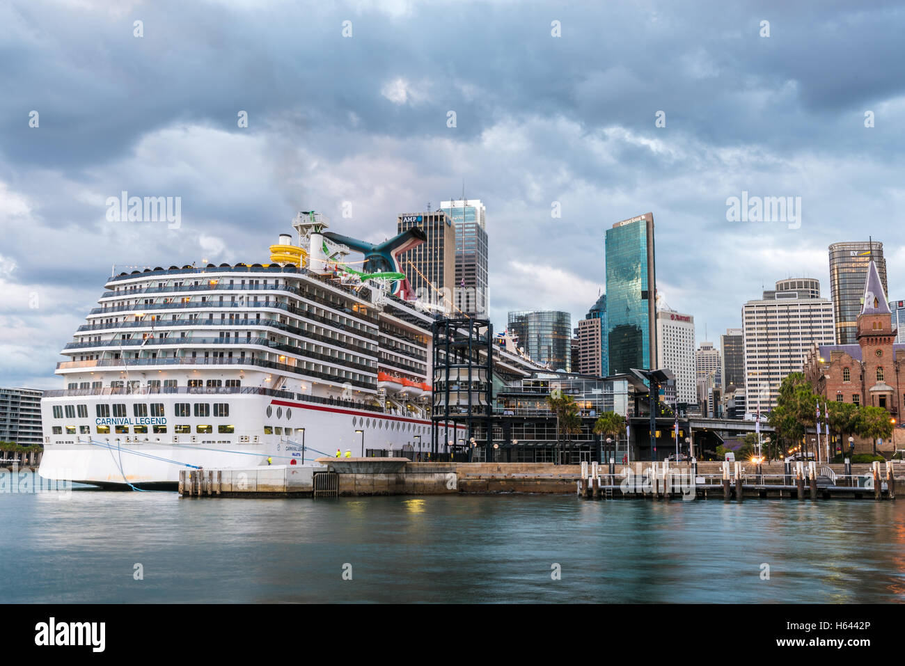 Cruise ship at the International Terminal in Sydney, Australia Stock ...