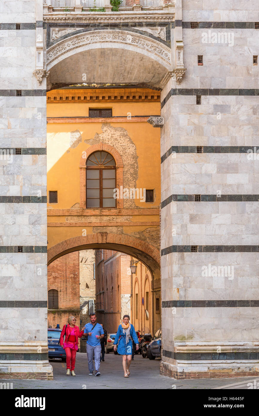 People walking through an archway hi-res stock photography and images ...