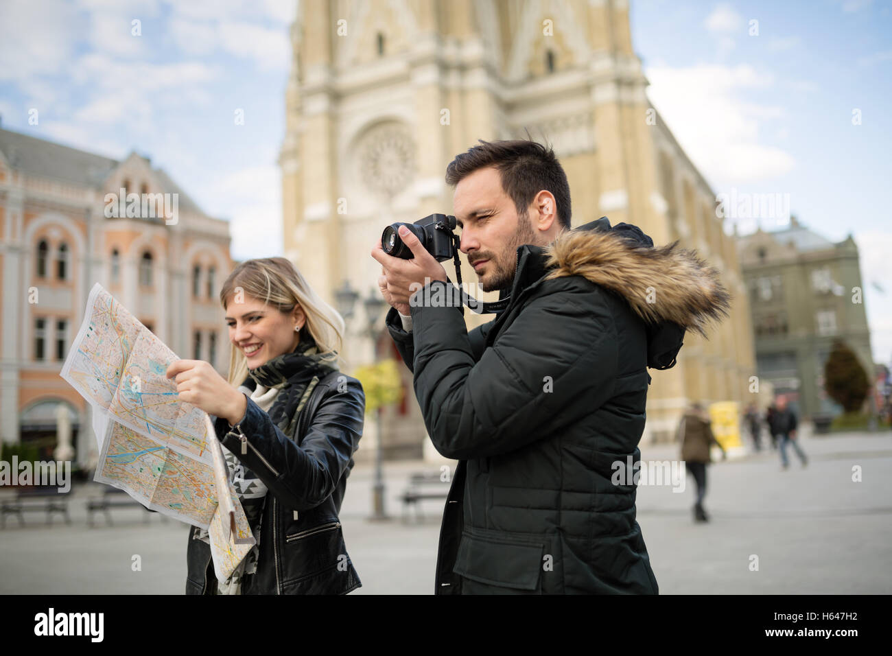 Tourist couple enjoying sightseeing and exploring city Stock Photo - Alamy