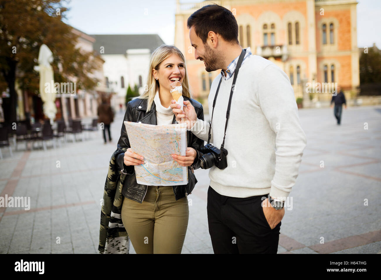 Tourist couple enjoying sightseeing and exploring city Stock Photo - Alamy
