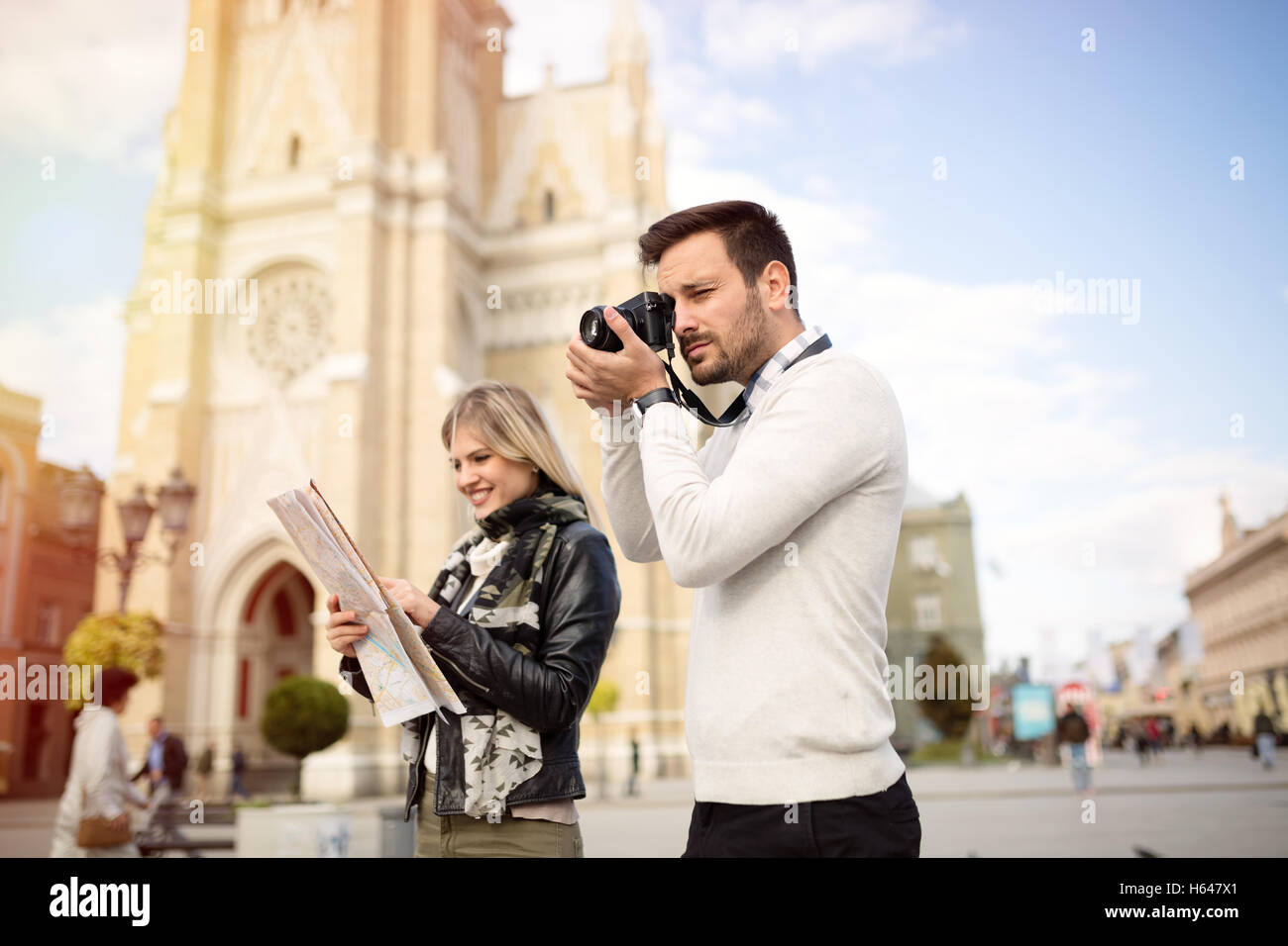 Tourist couple enjoying sightseeing and exploring city Stock Photo - Alamy