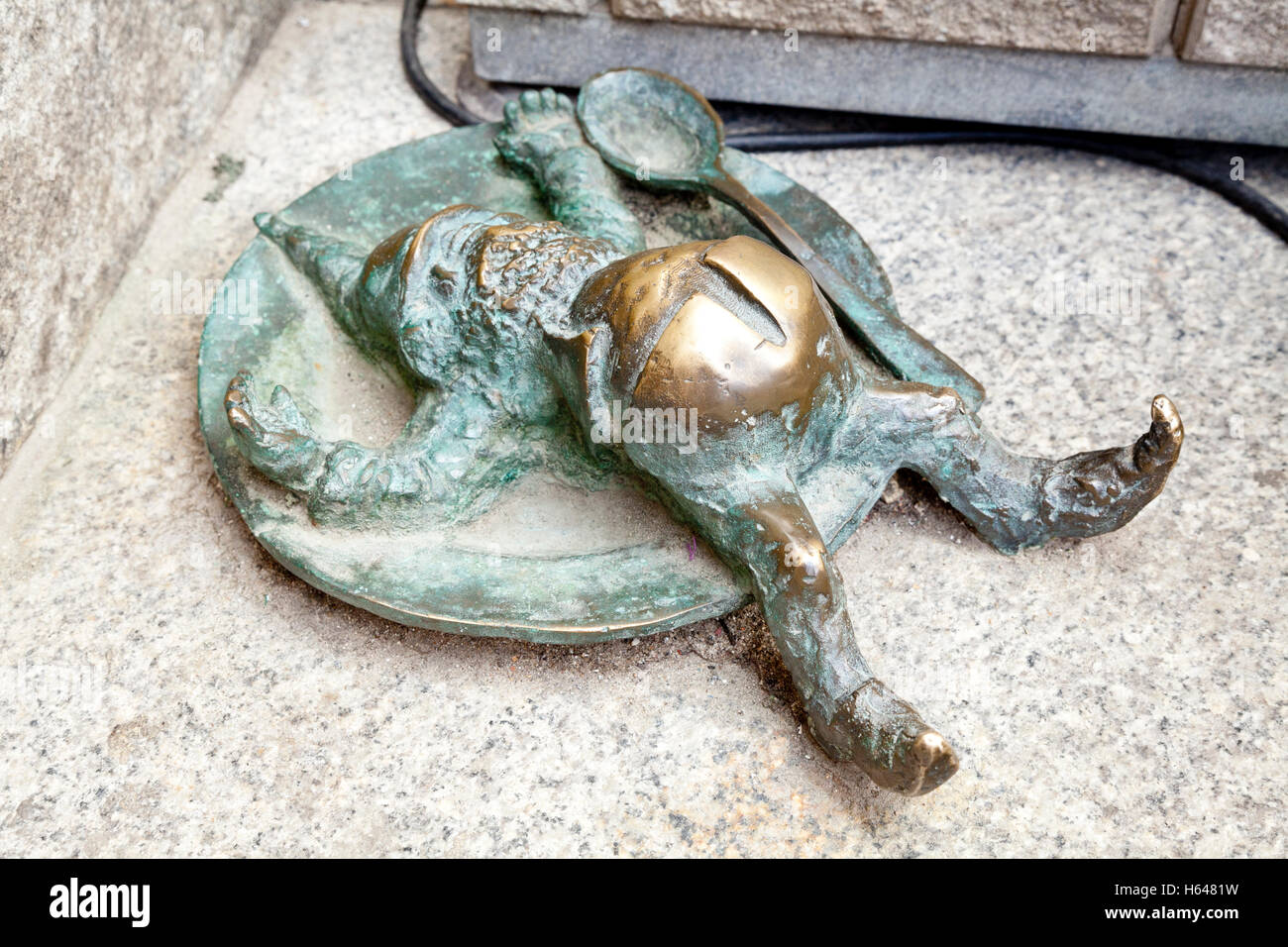Dwarf statue hi-res stock photography and images - Alamy