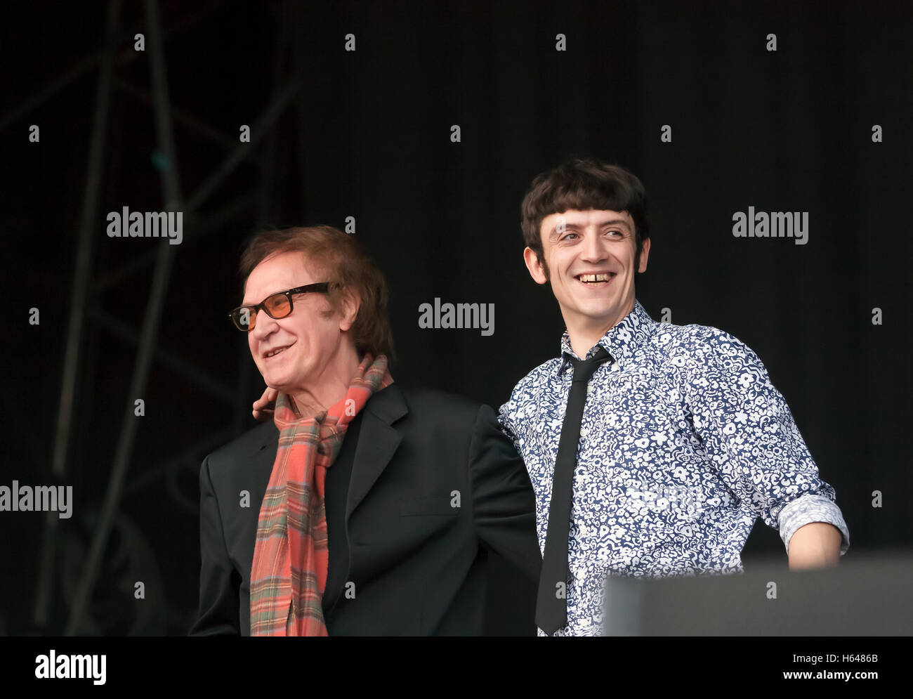 Ray Davies on stage with actor, John Dagleish who played him, in Sunny ...